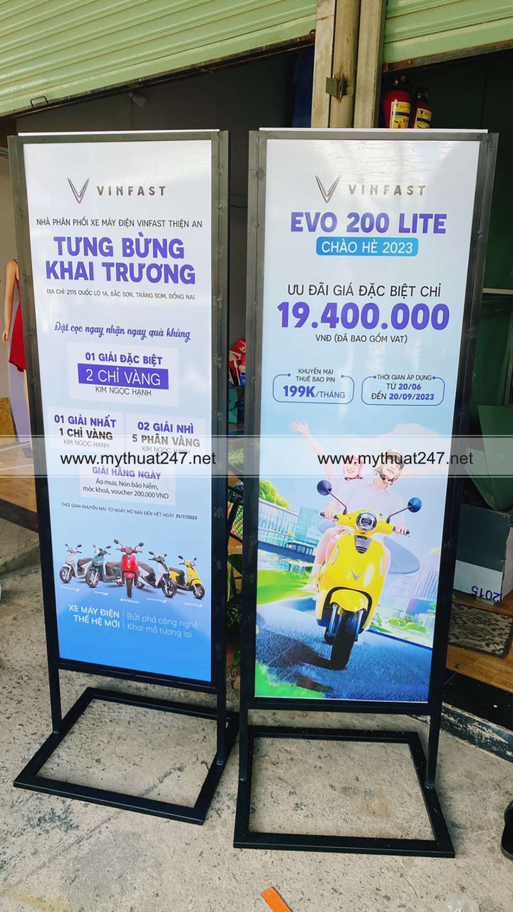 3.3 Standee đứng cố định